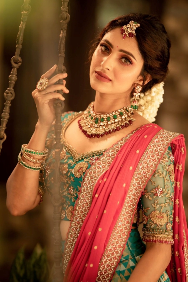 சூசகமாக புகைப்படம் வெளியிட்ட ஆயிஷா... இவர்தான் அந்த நபரா? குவியும் ...