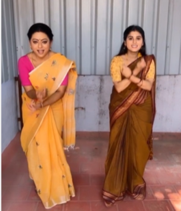 அம்மா இவங்கள பாருமா போட்டுக் கொடுத்த நிலா... பாக்கியா மற்றும் அமிர்தா ...