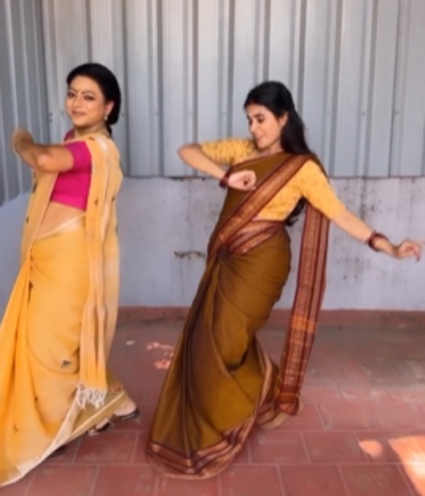 அம்மா இவங்கள பாருமா போட்டுக் கொடுத்த நிலா... பாக்கியா மற்றும் அமிர்தா ...