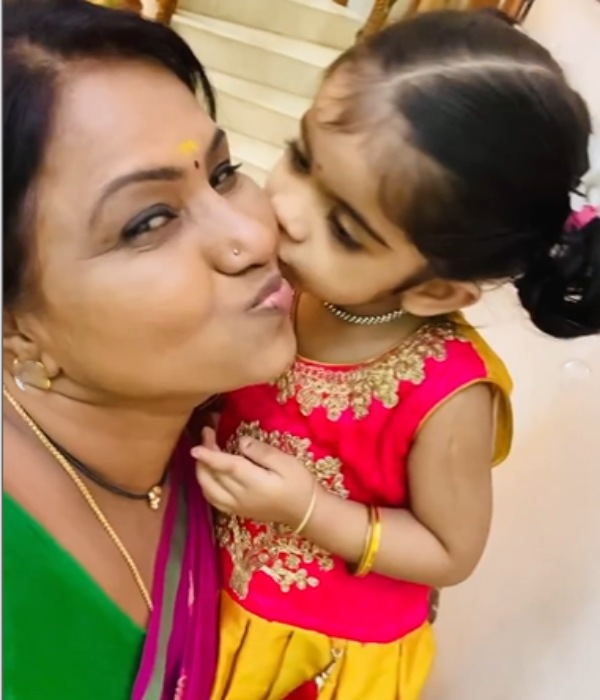 அம்மா இவங்கள பாருமா போட்டுக் கொடுத்த நிலா... பாக்கியா மற்றும் அமிர்தா ...