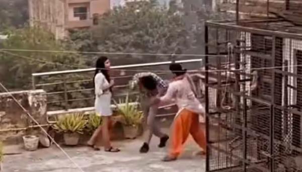 "குட்டை பாவாடை!" மொட்டை மாடியில் இளைஞருடன் மகள் செய்த காரியம்! செருப்பை ...