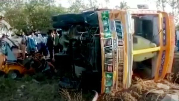 டயர் வெடித்ததால்.. ஆட்டோ மீது லாரி மோதி விபத்து.. பெண் உள்பட 4 பேர் பலி ...