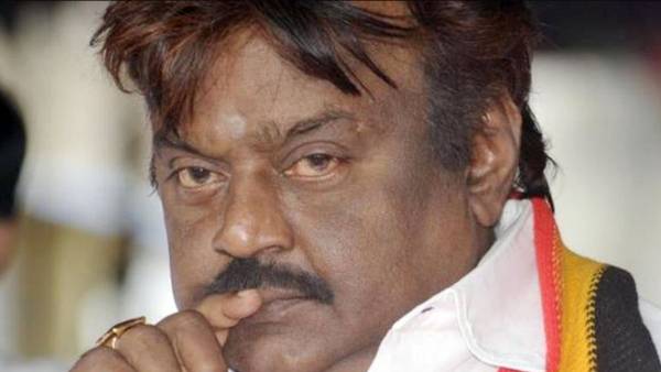நேரா போயி தரையில் உட்கார்ந்த விஜயகாந்த்.. "விஜி, விஜி"ன்னு பதறிய ரஜினி ...