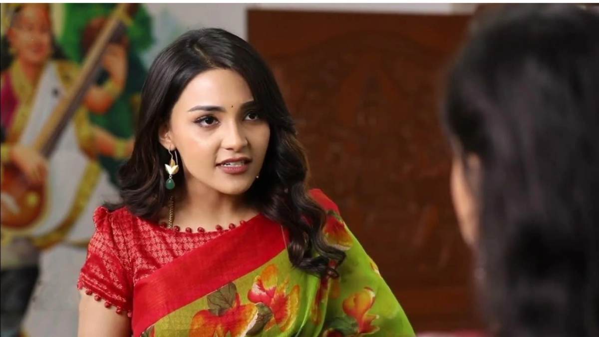 தமிழும் சரஸ்வதியும் சீரியலை விட்டு விலகும் கதாநாயகி.. இதுதான் காரணமாம்..!இப்படி ஆகிவிட்டதே ...