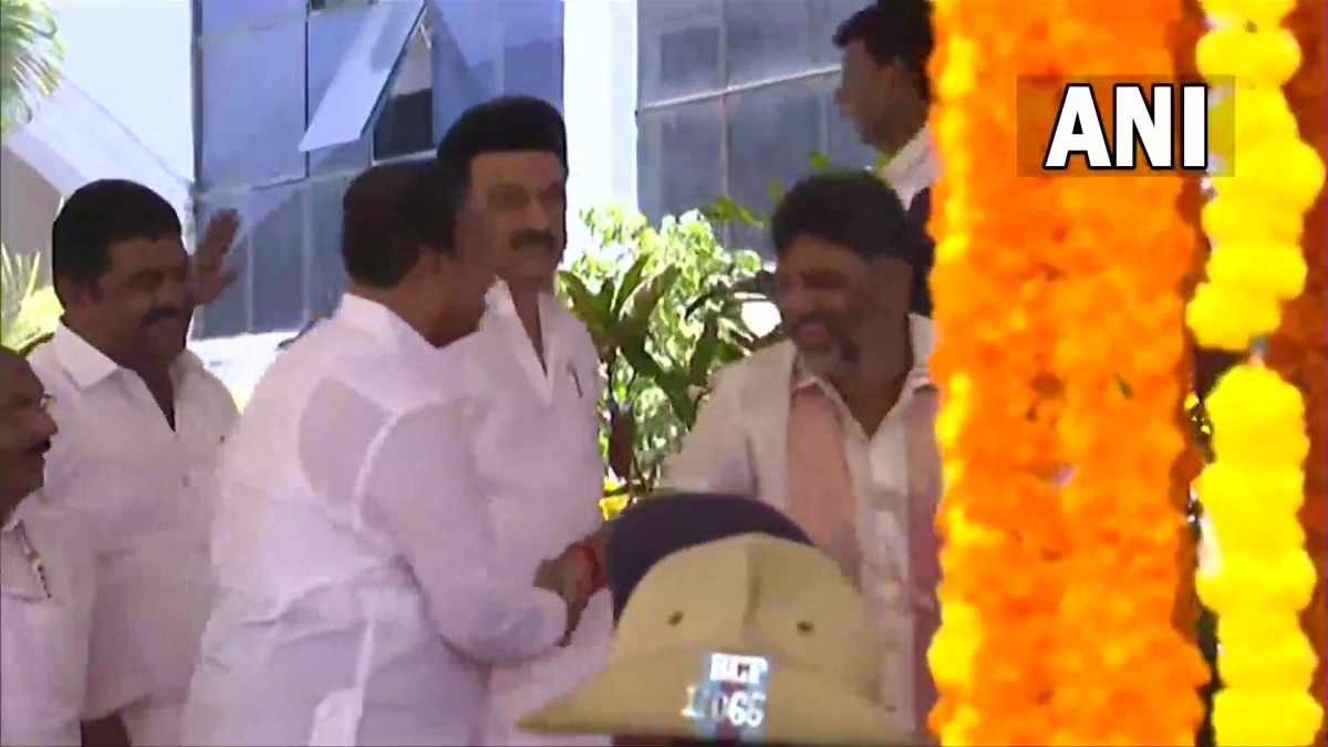 பெங்களூருவில் கட்டி அணைத்து வரவேற்ற டி.கே. சிவக்குமார்..அன்னப்பறவை ஓவியத்தை பரிசளித்த மு.க ...