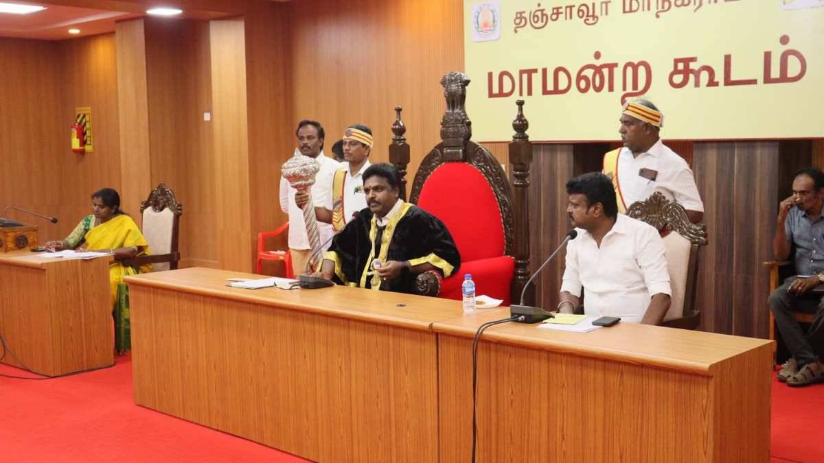 பாஜக கவுன்சிலருக்கு கேக் ஊட்டிய திமுக மேயர்.. “கூட்டணிக்கு அச்சாரம் ...