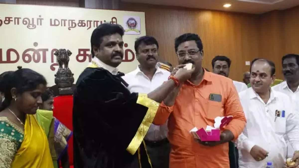 பாஜக கவுன்சிலருக்கு கேக் ஊட்டிய திமுக மேயர்.. “கூட்டணிக்கு அச்சாரம் ...