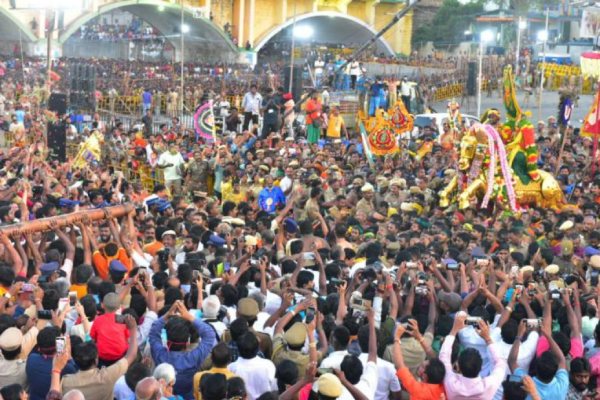 விண்ணை முட்டும் அளவுக்கு கோவிந்தா கோஷம் .. பச்சைப்பட்டுடுத்தி வைகை ...