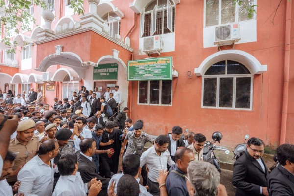 சைதை நீதிமன்றத்தில் ஆஜரான அண்ணாமலை.. ஸ்தம்பித்து போன சென்னை.. படத்தை ...