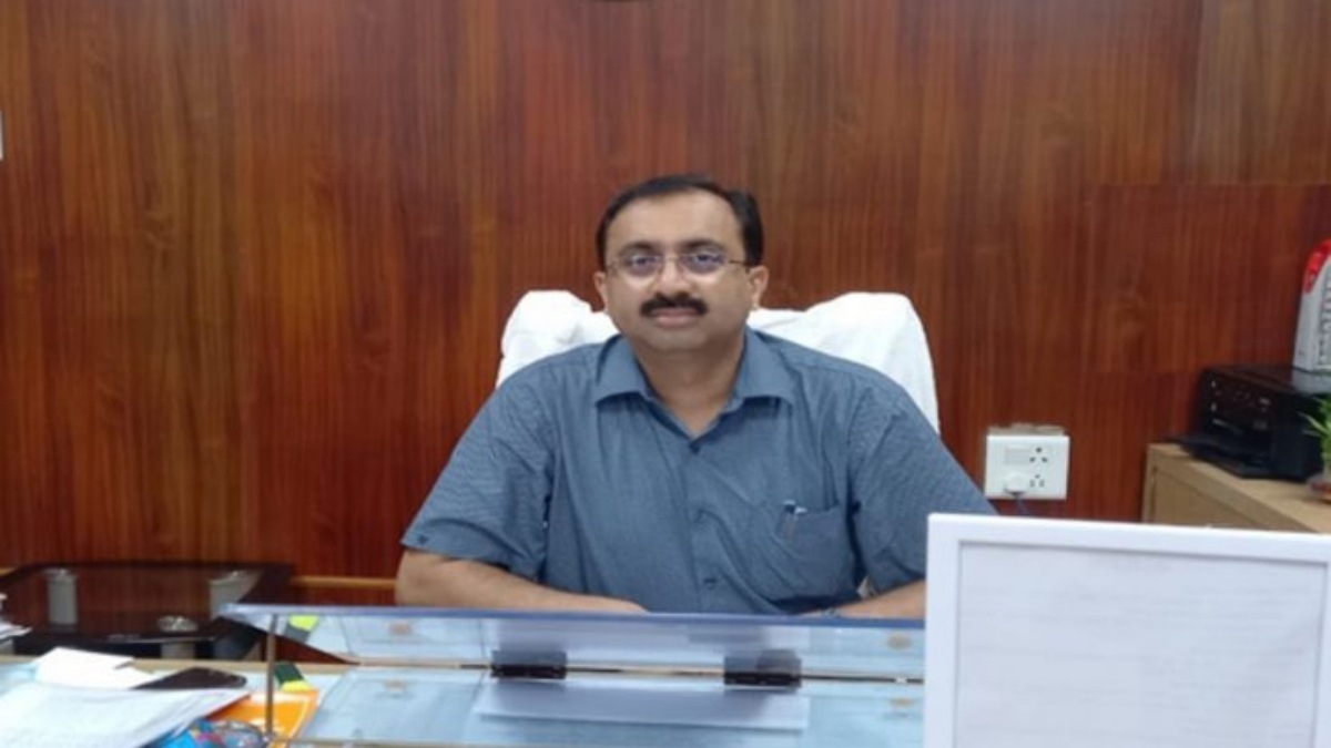 யார் இந்த ஐஏஎஸ் அதிகாரி ரவிக்குமார்.. நொய்டாவின் புதிய சிஇஒ.. உபியில் ...