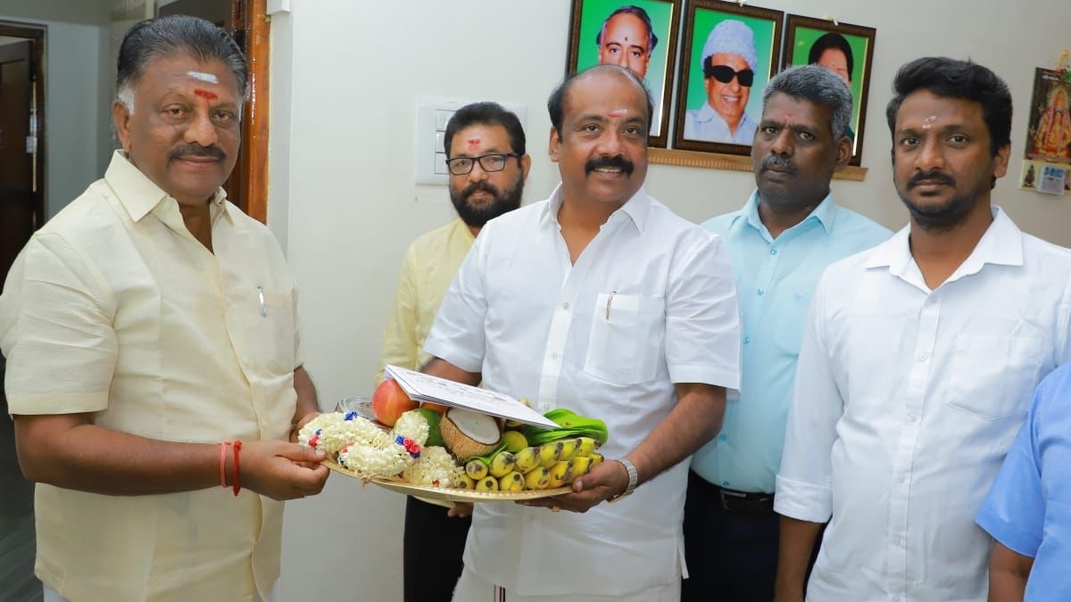 புது நாளிதழ் தொடங்கும் ஓபிஎஸ்: தேதி குறிச்சாச்சு! அழைப்பிதழை ...