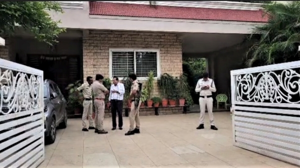 ஓய்வு பெற்ற ஐஏஎஸ் அதிகாரி வீட்டில் கைவரிசை.. இரும்பு கம்பிகளை திருடி ...