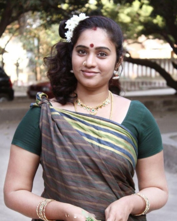 கும்பகோணத்தில் சீரியல் நடிகையை தாக்கிய யானை.. பீரியட்ஸில் கோவிலுக்கு போனதாலா? கண்ணீரோடு கேள்வி ...