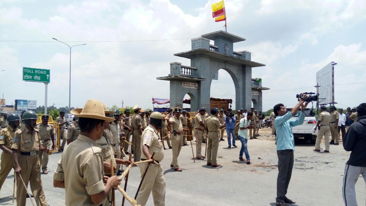 வீரியமான காவிரி போராட்டம்! கர்நாடகா-தமிழக எல்லையில் பதற்றம் ...