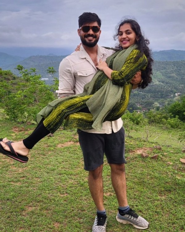 மோதலும் காதலும் சீரியல் விக்ரமின் மனைவி இந்த பிரபலம் தானா? பலருக்கும் ...