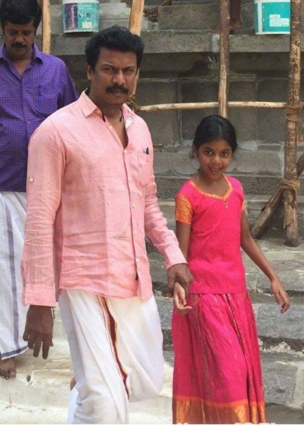 நடிகர் சமுத்திரகனியின் மனைவி யார் தெரியுமா? கையில் பரிசுகளோடு மகள் ...
