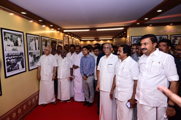 இளைஞர்களைக் கட்டிப்போட்ட கலைஞர் புகைப்படக் கண்காட்சி | Kalaignar Photo ...
