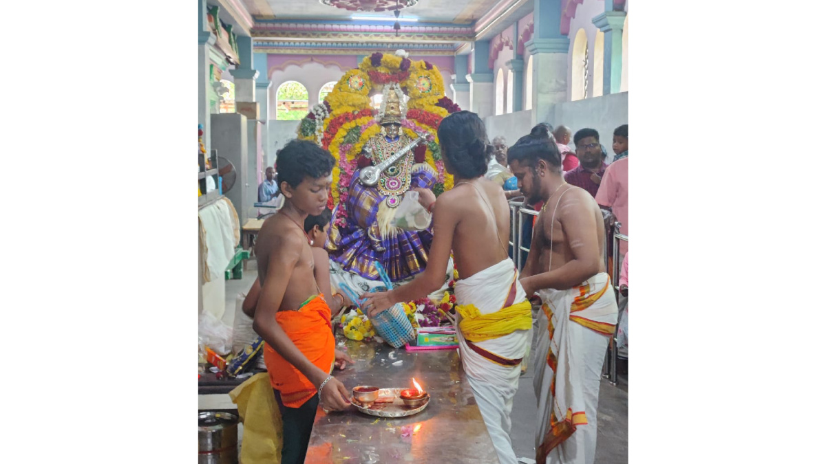 விஜயதசமி கோலாகலம்..கூத்தனூர் சரஸ்வதி கோவிலில் வித்யாரம்பம்.. நெல்மணிகளில் எழுதிய குழந்தைகள் ...